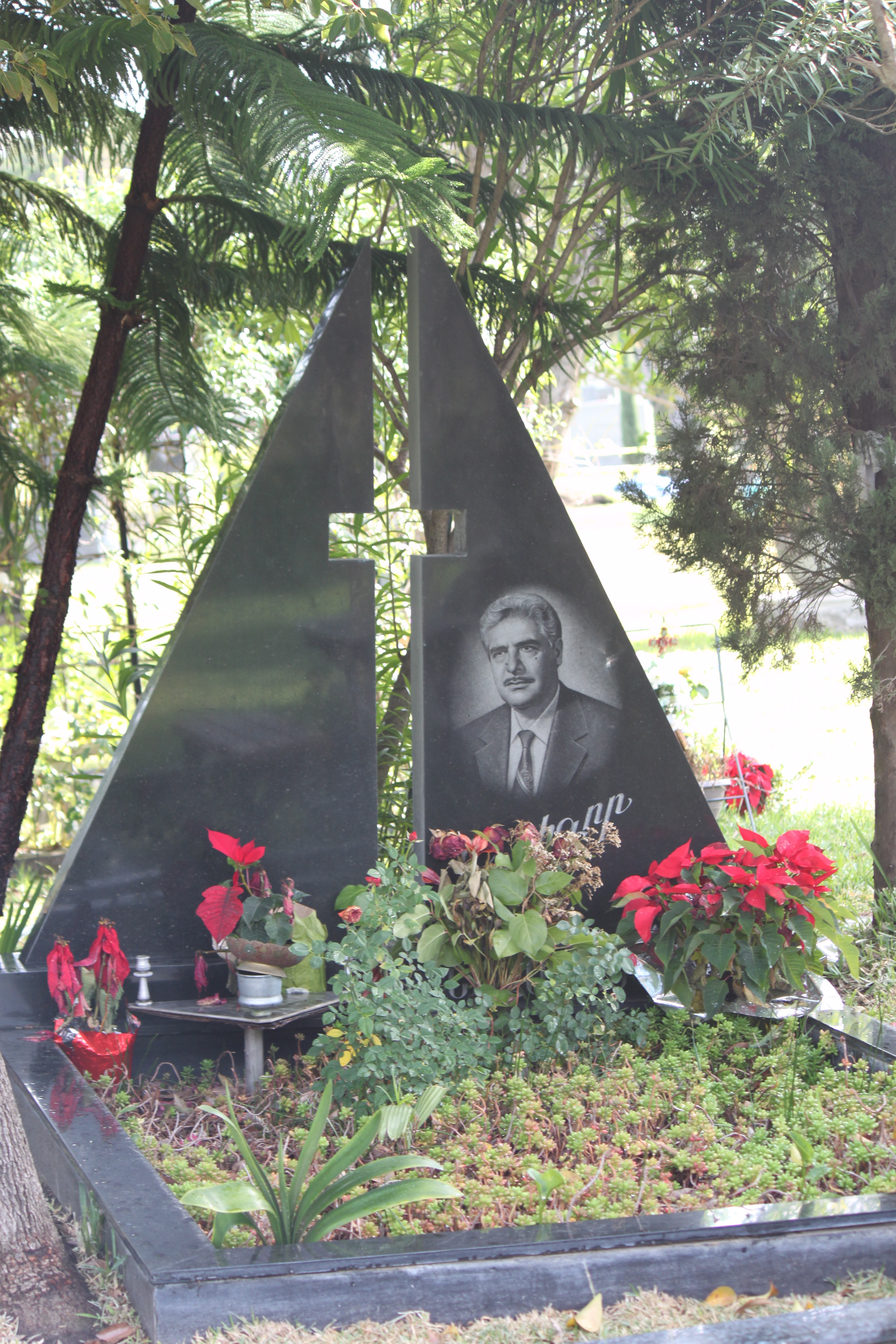 Portraits – Mos Monuments